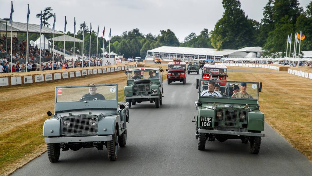 Largest Land Rover parade on Goodwood Hill Climb | CarSession
